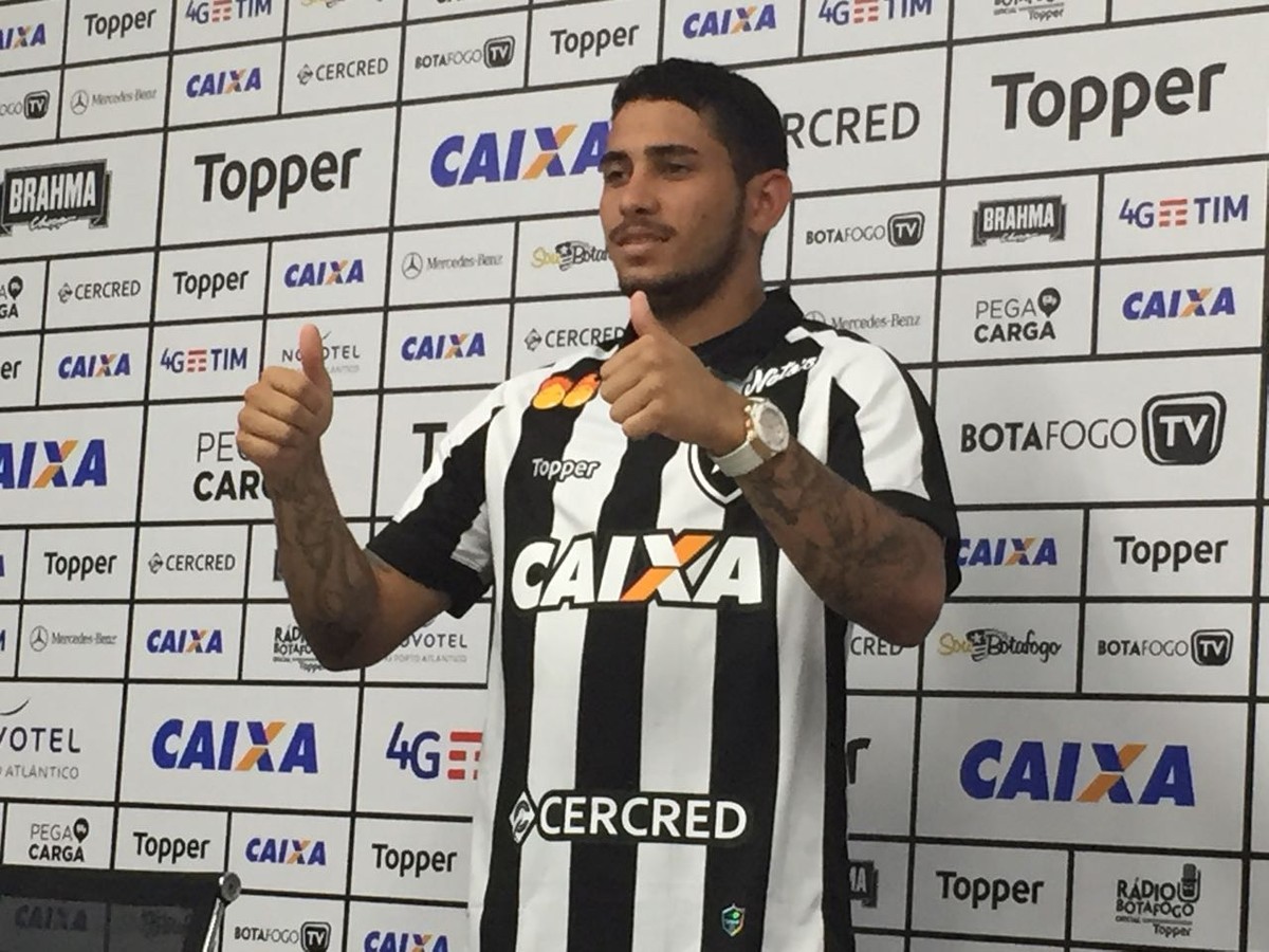 Leandro Carvalho comemora chegada ao Botafogo: "Fiz por merecer ...