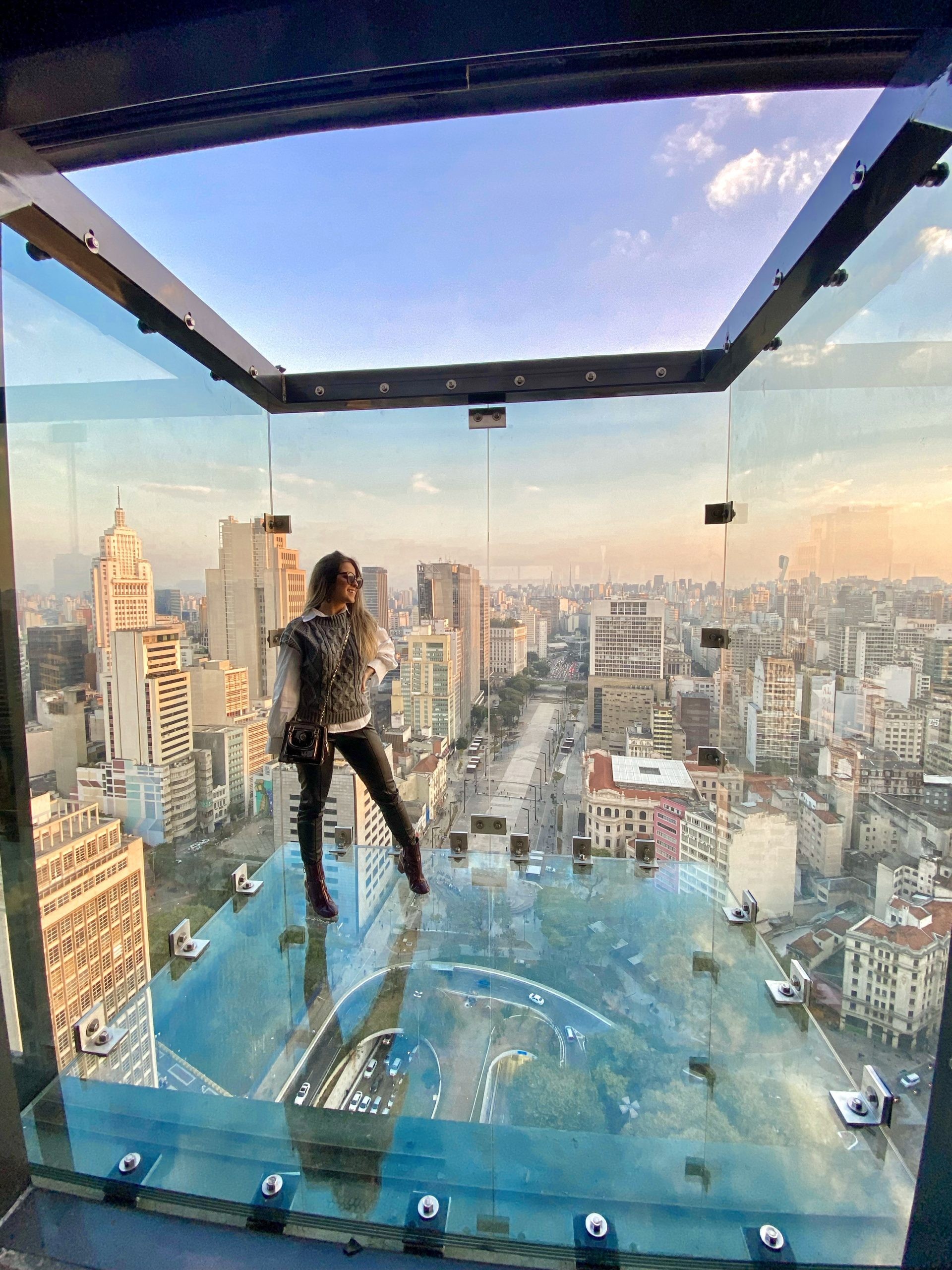 Vidro do Sampa Sky, mirante famoso em São Paulo, trinca e causa espanto ...