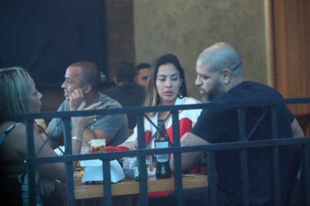 Adriano Imperador é Criticado Por Ir A Bar Com Amigos No Rio Máscara