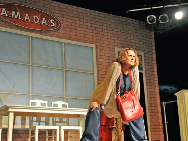 G1 - Elizabeth Savala leva comédia sobre padrões de beleza para o ES ...