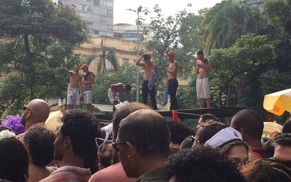 Bloco Lua Vai interrompe desfile no Centro de SP após folião atirar garrafas | Carnaval 2018 em ...