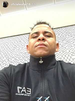 De folga em Curitiba, Walter assiste a vitória do Atlético-PR na Baixada