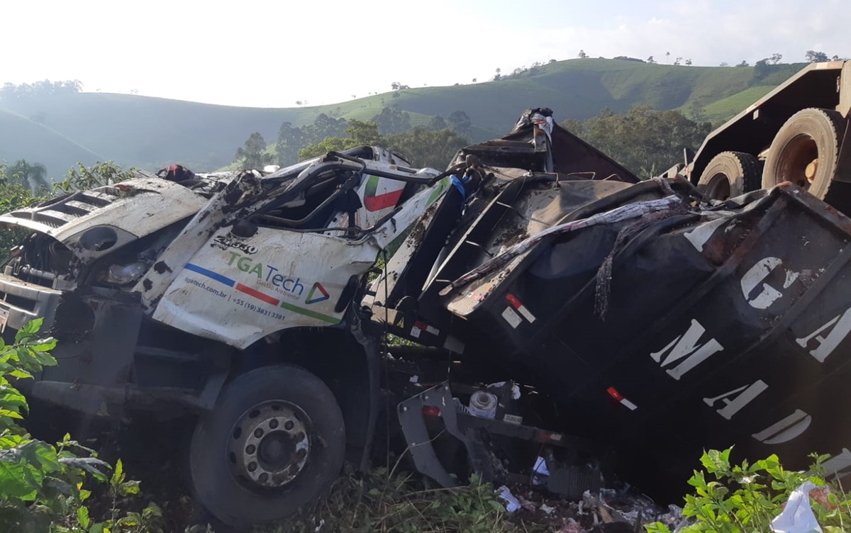 Caminhão com materiais recicláveis capota e motorista fica gravemente ...