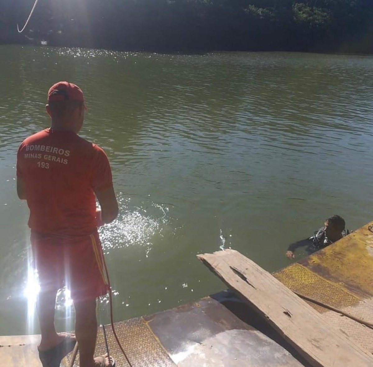 Motorista morre após acelerar carro e cair de balsa; filho de 9 anos foi salvo sem ferimentos ...