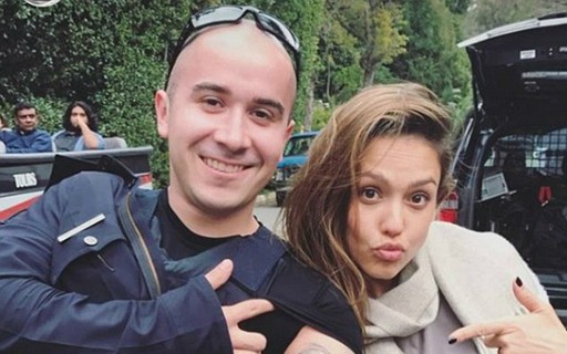 Isso que é fã! Jessica Alba se surpreende com policial fã que tatuou ...