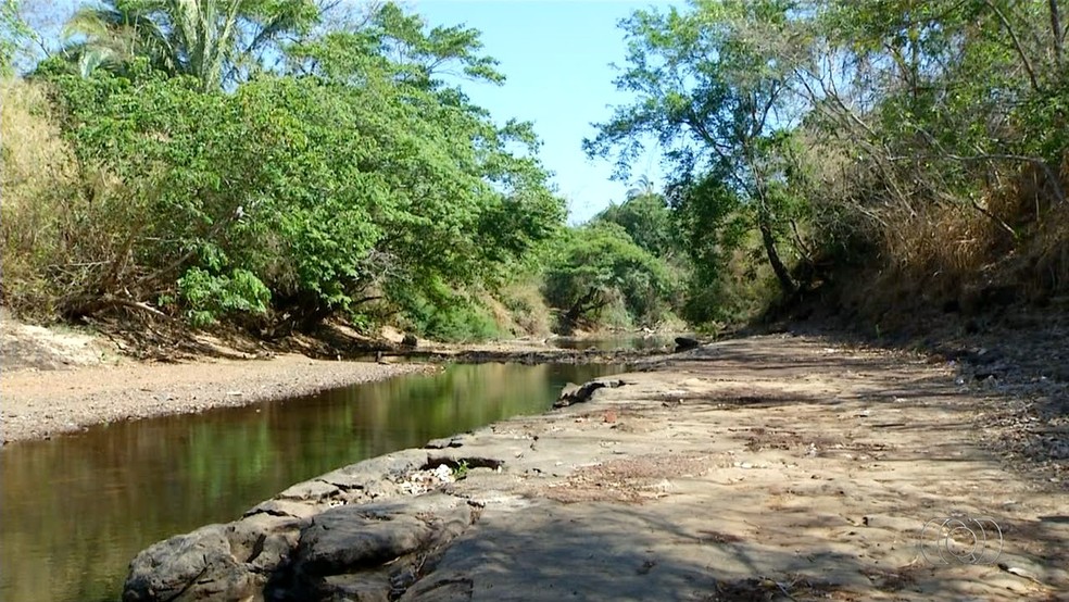 Leito de rio que abastece cidade de Miranorte seca e vira estrada ...