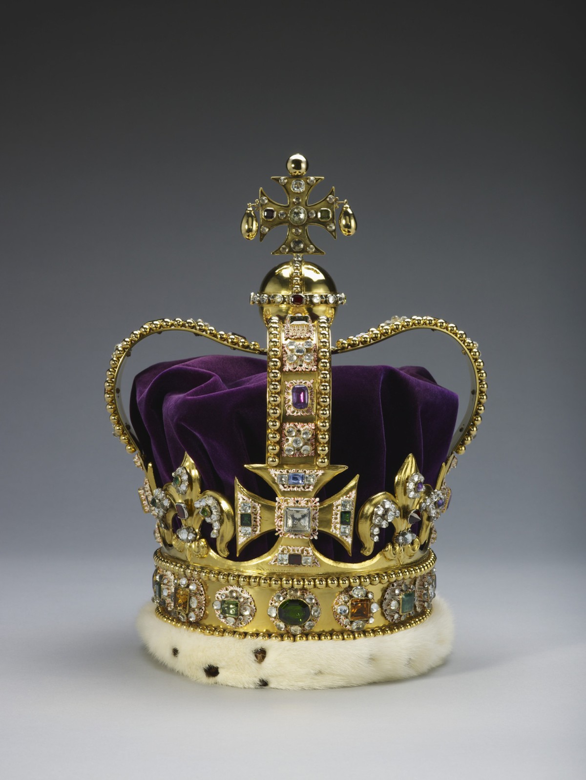 Coroação do rei Charles III: uma cerimônia com três coroas e duas ...