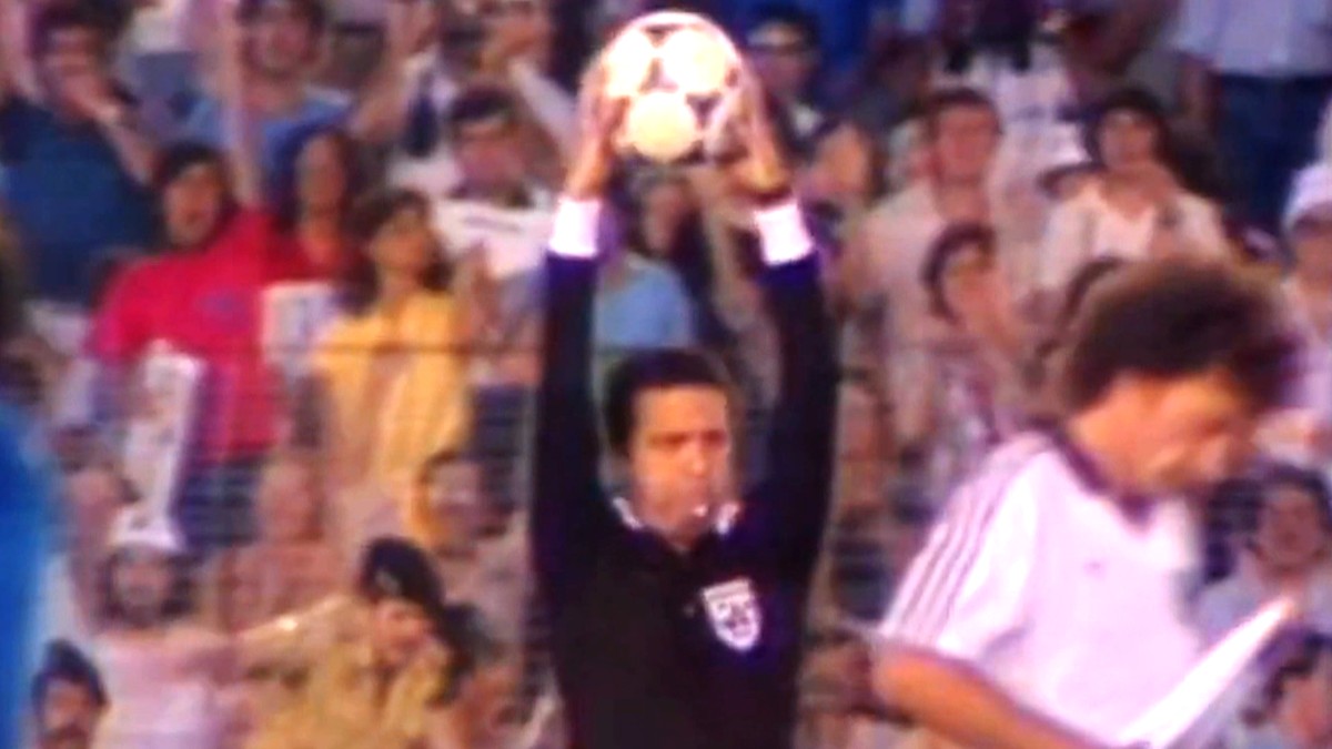 Feed do Programão celebra os 40 anos em que Arnaldo Cezar Coelho apitou na Copa do Mundo de 82 ...