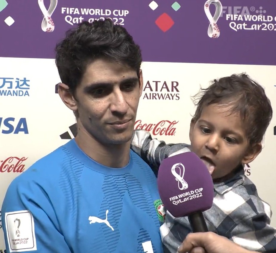 Filho do goleiro do Marrocos viraliza na web após lamber microfone ...
