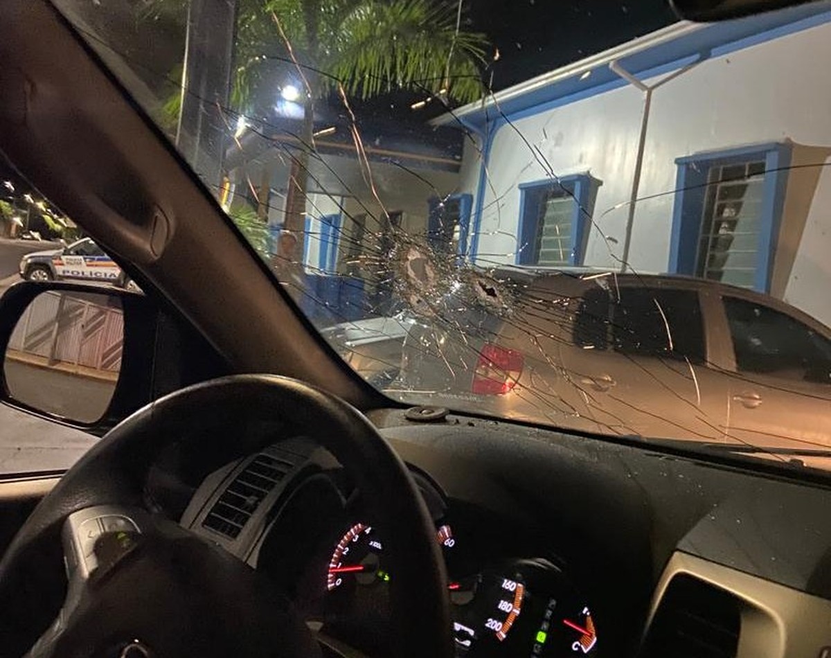 Policial De Folga Reage A Tentativa De Assalto E Atira Contra Ladrões