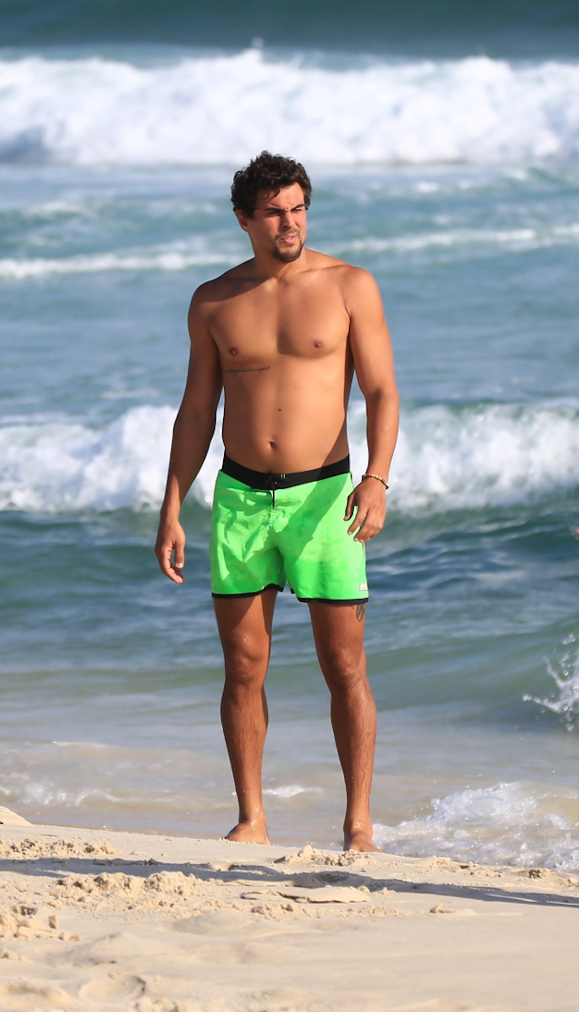 Felipe Roque joga bola em praia do Rio de Janeiro - Quem | QUEM News