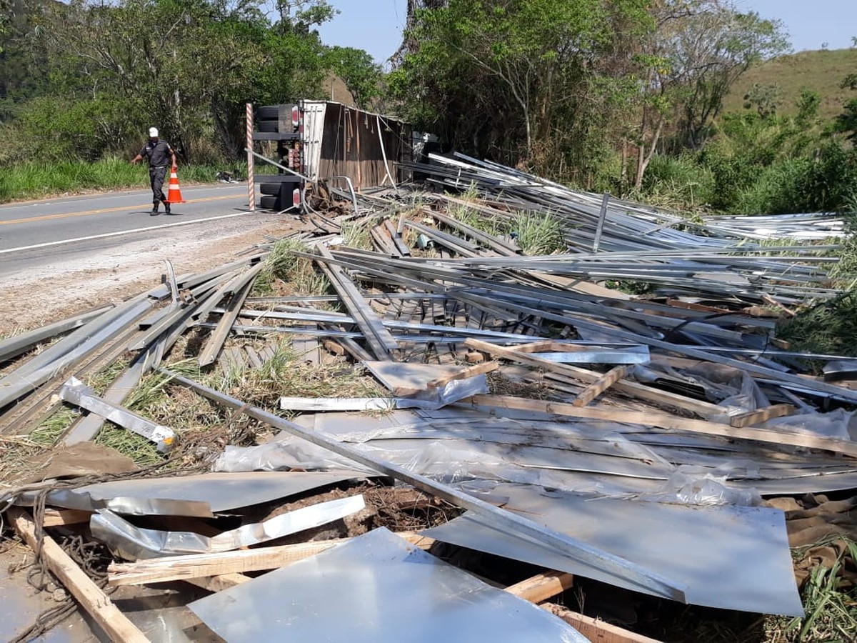 Carreta transportando chapas de aço tomba e fere duas pessoas na RJ-145 ...