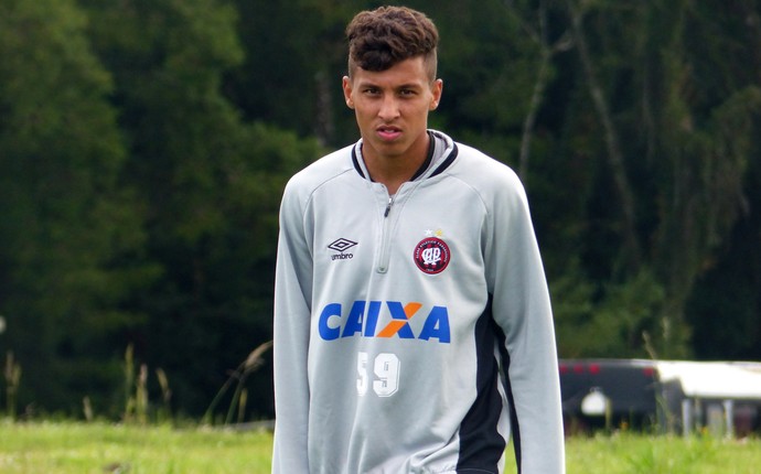 Crysan recebe elogios de Marcelo Vilhena: "Cada vez mais completo"