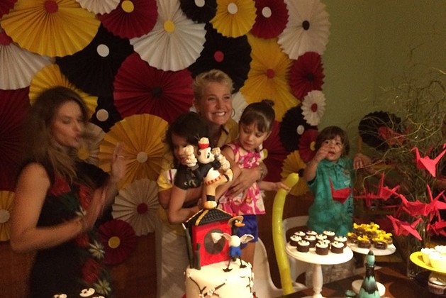 Xuxa anima festa das filhas de Bianca Rinaldi: "Amo essas crianças ...