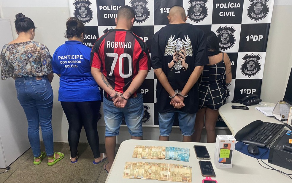 Gerente E Outras Quatro Pessoas São Presas Suspeitas De Forjar Roubo Em