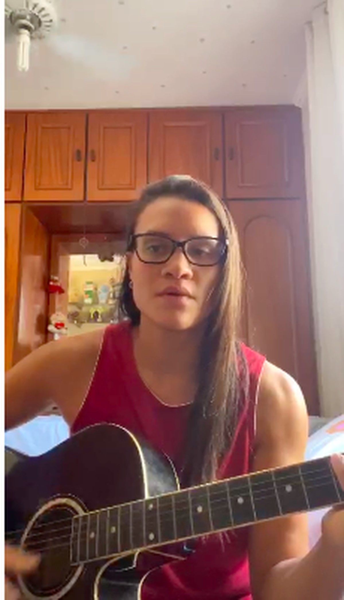 Tainá aproveita isolamento para mudar rotina: “Leio muito, toco violão ...