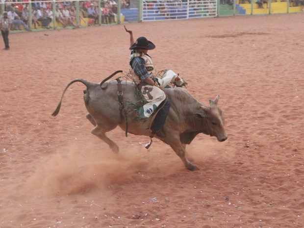 G1 - Reta final da ExpoUmuarama terá quatro dias de rodeio em touros ...