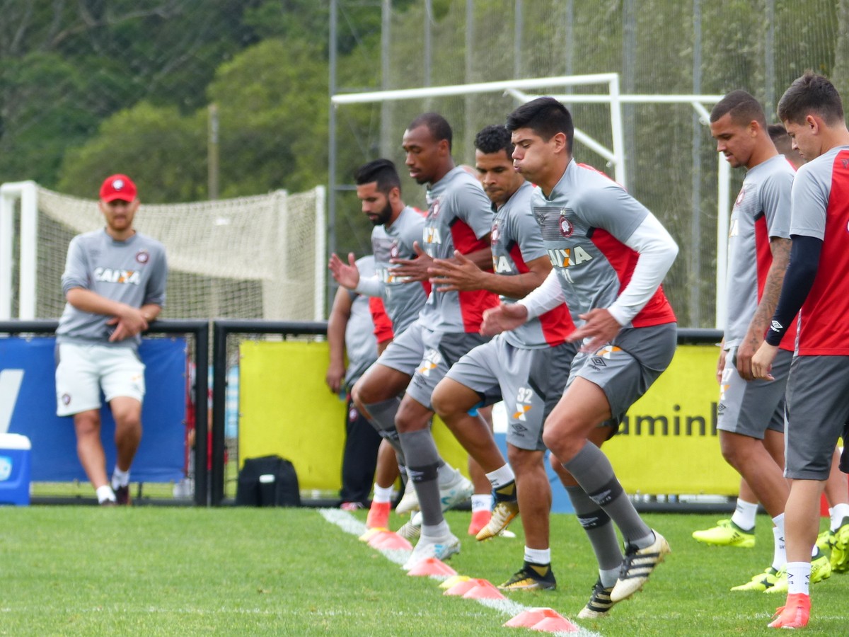 Com dois retornos, Atlético-PR faz último treino em Curitiba antes de ...
