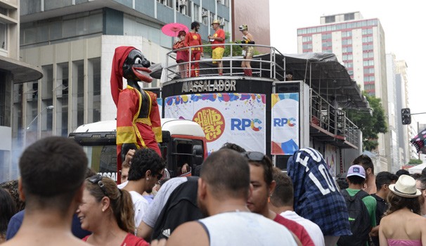 Rede Globo > rpc - Garibaldis e Sacis agitou Curitiba e abriu o Carnaval 2015