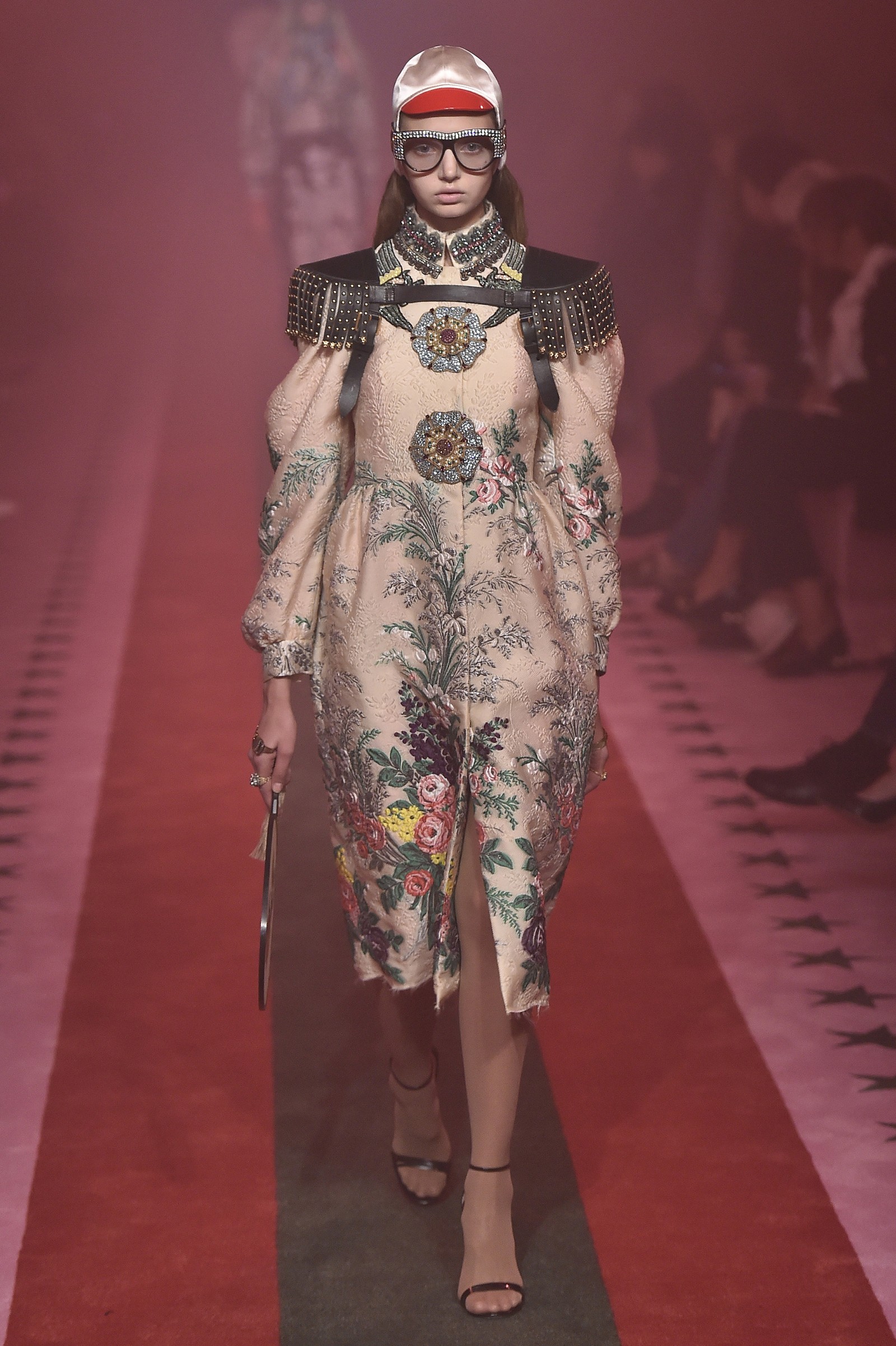 Gucci misturando elementos de Veneza, Los Angeles e Ásia no verão 2017 ...