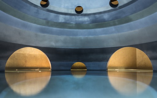 Spa é esculpido em montanha na Grécia - Casa Vogue | Viagem