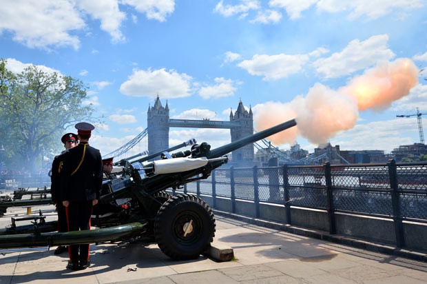 G1 - Tiros de canhão celebram 60º aniversário da coroação de Elizabeth ...