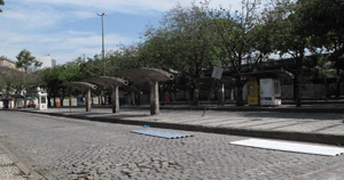 G1 - Terminal fechado deixa professora 40 minutos à espera de ônibus no ...