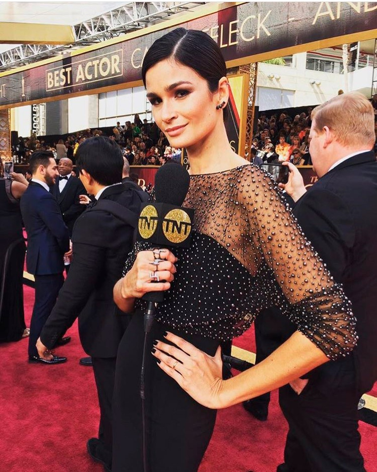Carol Ribeiro usa look all black para cobertura do Oscar | Tapete ...