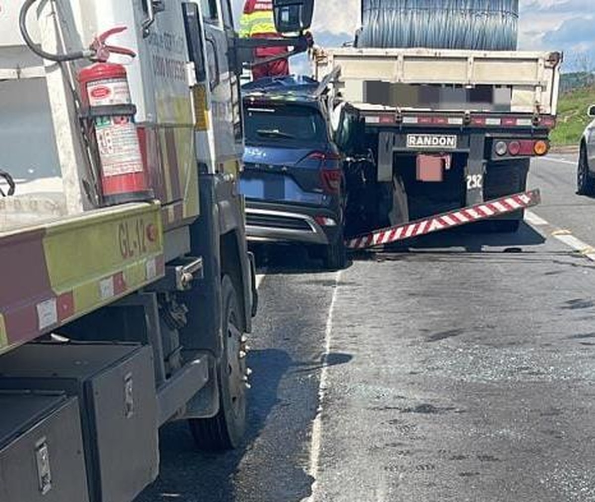 Batida entre carro e carreta mata mulher e deixa dois homens feridos na Via Dutra, em Porto Real ...