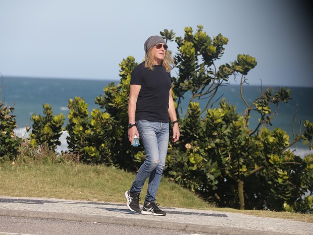 Janick Gers, guitarrista do Iron Maiden, caminha pela orla da praia no ...