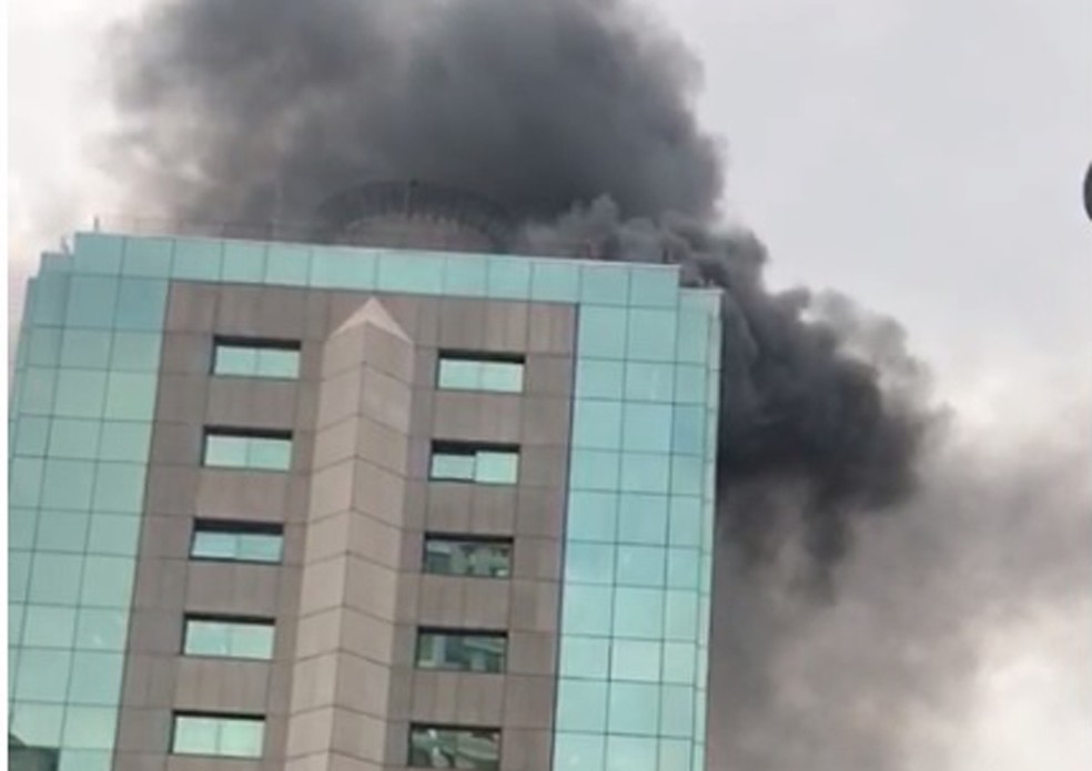 Incêndio atinge prédio comercial na Zona Oeste de SP | São Paulo | G1