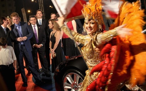 Príncipe Harry entra no samba para "vender" Reino Unido - Época ...