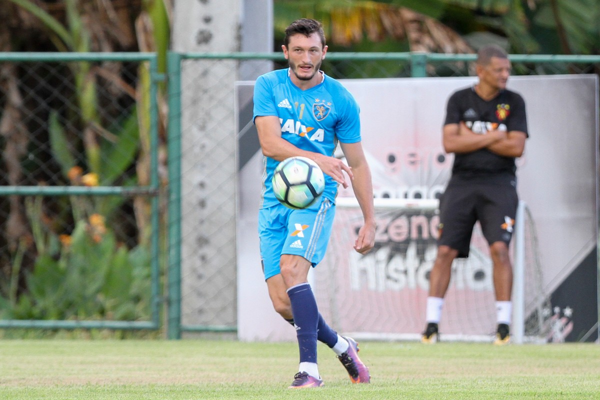Sander volta a treinar e deve ser titular no Sport em jogo contra ...