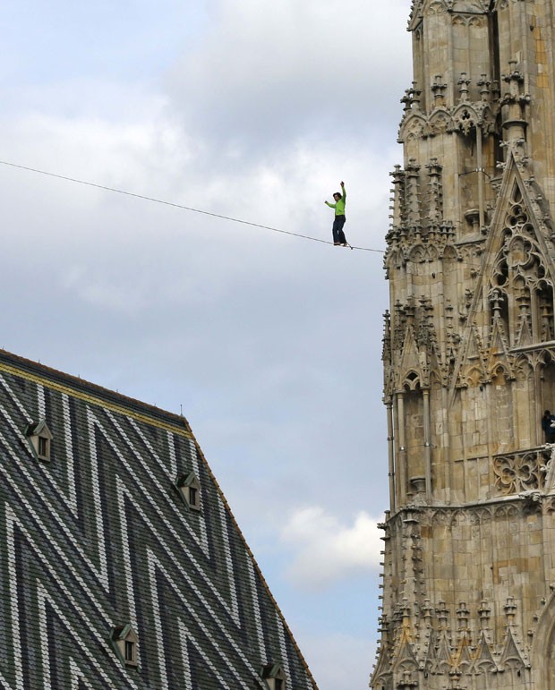 G1 - Equilibrista anda em corda bamba entre duas torres de catedral ...