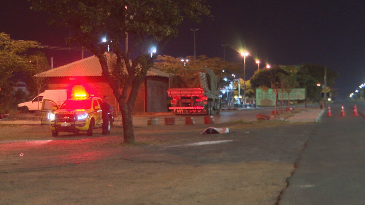 Mulher morre após ser atropelada no DF; motorista fugiu sem prestar socorro | Distrito Federal | G1