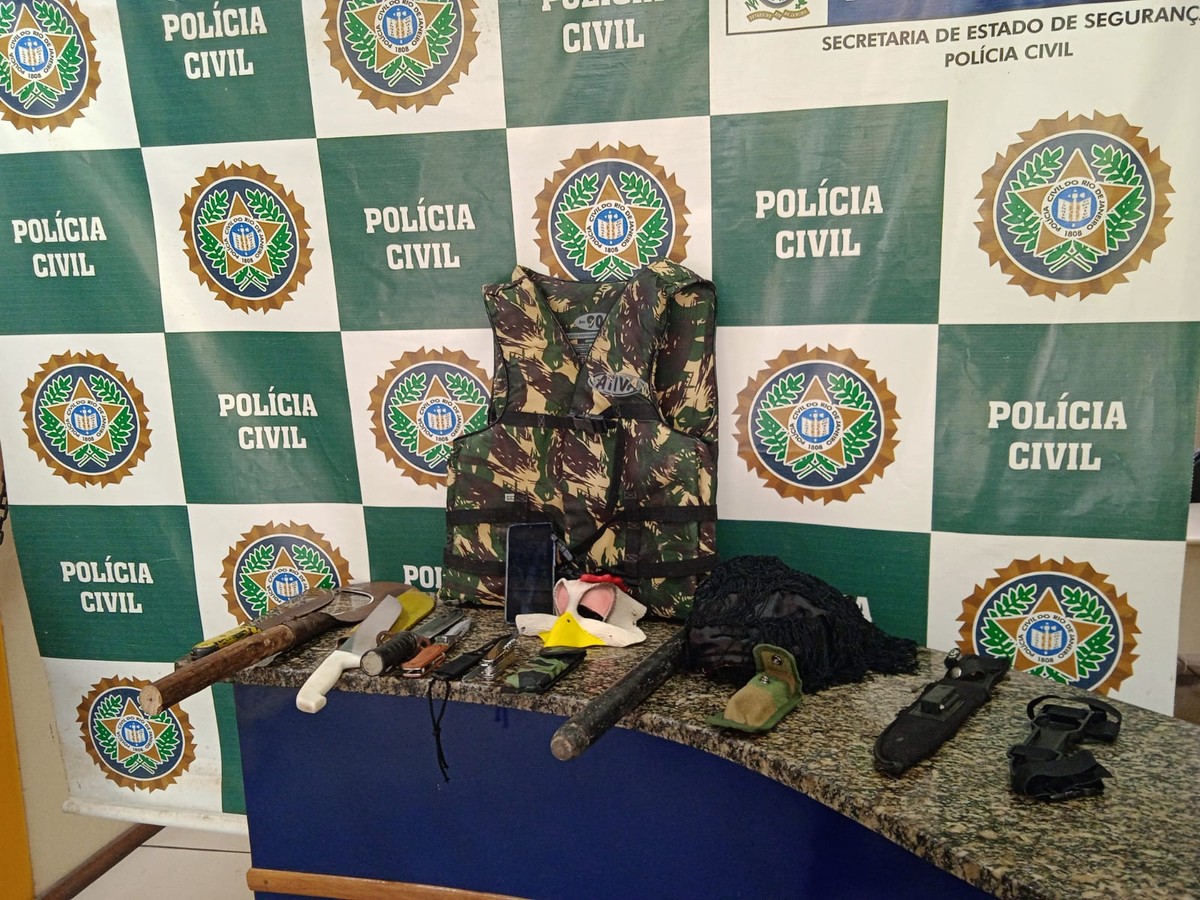 Homem Posta Vídeo Ostentando Facas E Facões E Ameaça Esposa De Morte Em