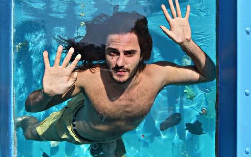 Hugo Bonemer nada em tanque e propõe reflexão sobre animais como ...