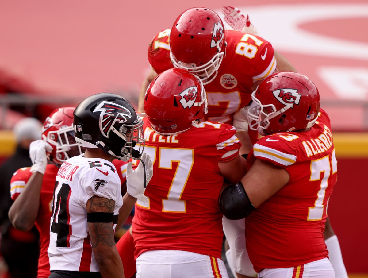 Com virada no fim, Chiefs vencem Falcons e garantem a melhor campanha ...