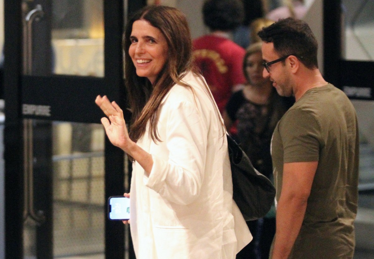 Malu Mader faz aparição rara em passeio com amigo e sorri para fotógrafos