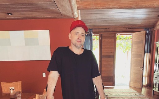 Paulo Gustavo rola da escada e Caio Castro provoca: 'essa é a casa de ...