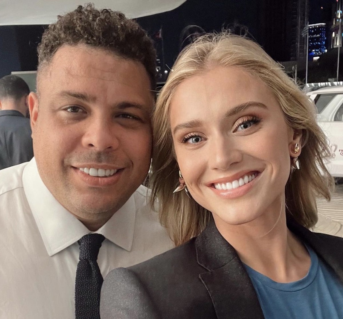 Celina posa sorridente com Ronaldo após vitória do Brasil ...