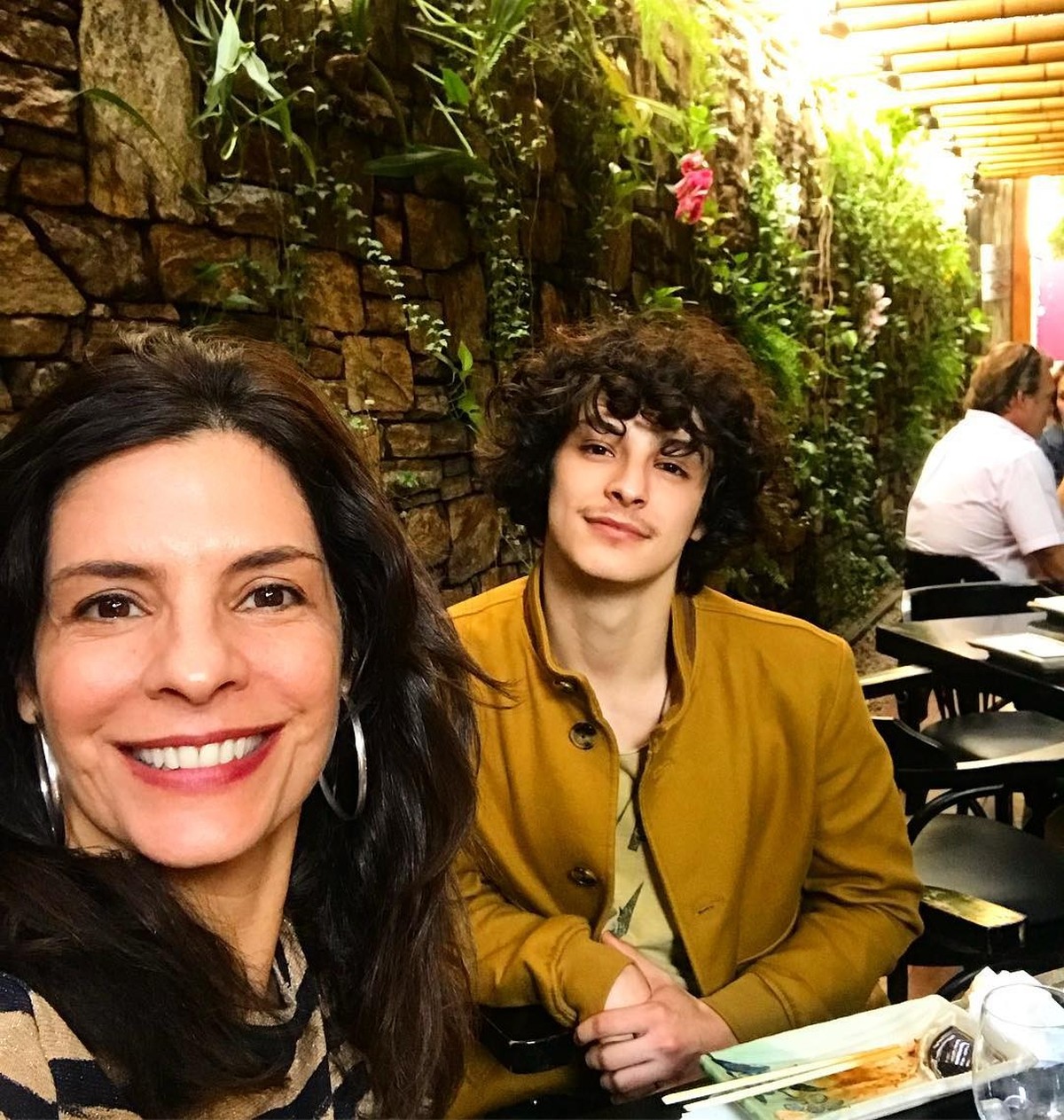 Helena Ranaldi posa com o filho e seguidores se surpreendem: "Cópia ...