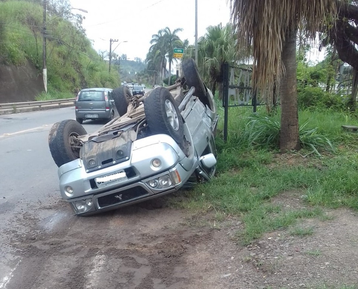 Carros batem e um capota na Via Sérgio Braga, em Volta Redonda | Sul do Rio e Costa Verde | G1