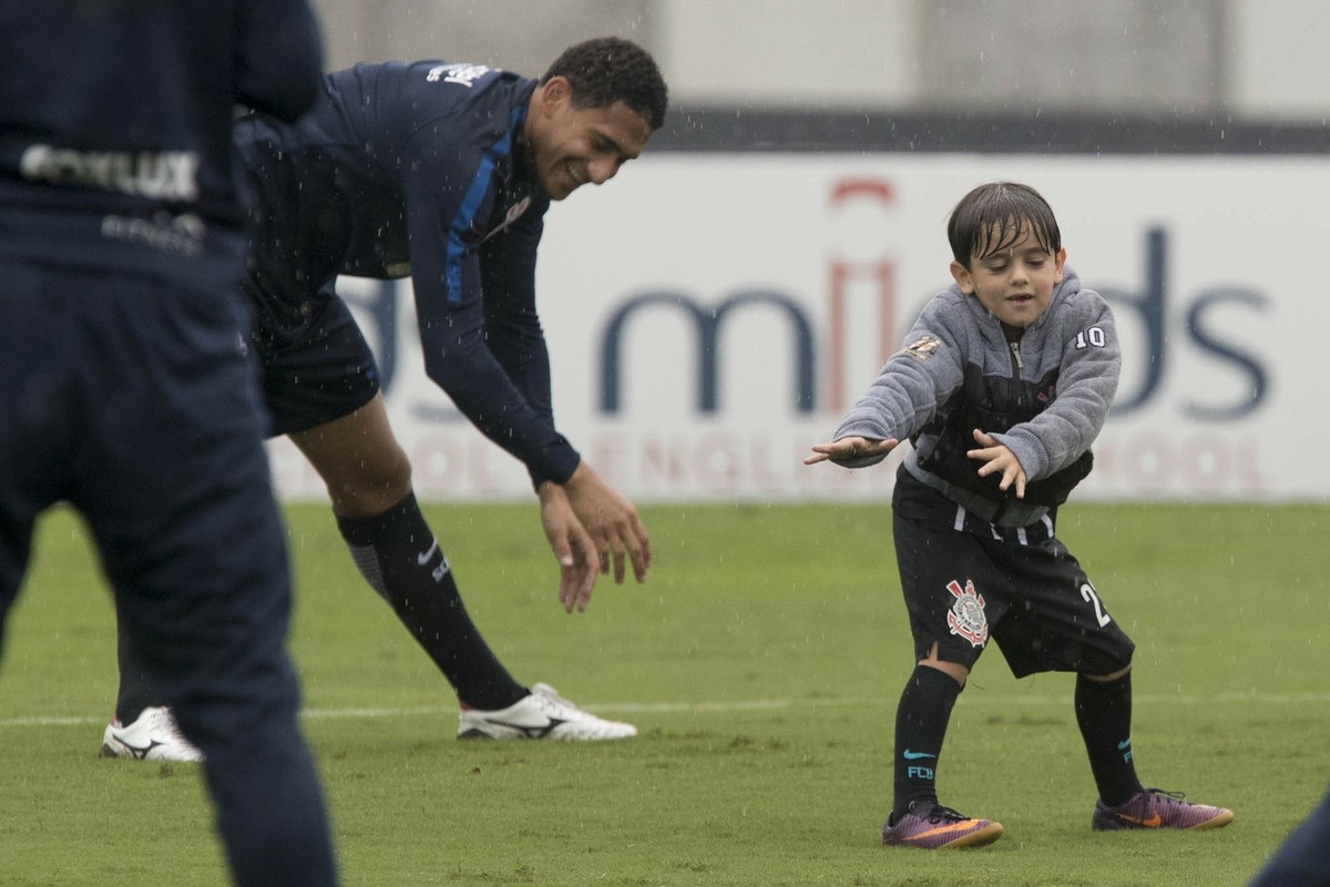 Que figura! Filho de Fagner treina com jogadores na chuva e arrisca até ...