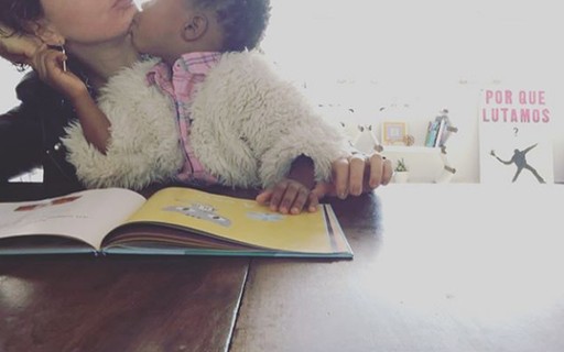 Leandra Leal ganha beijo da filha em clique fofo - Revista Marie Claire ... Leandra Leal ganha beijo da filha em clique fofo - Revista Marie Claire ...