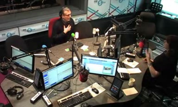 G1 - Locutora de rádio se assusta após rato invadir estúdio no Reino ...