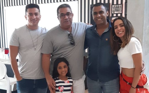 Pai de Anitta reúne filhos após teste de DNA: "Muitas emoções" - Quem ...