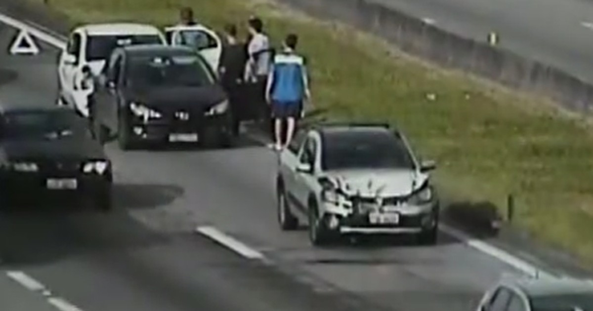 G1 - Acidente entre três carros causa lentidão na Dutra em São José, SP ... G1 - Acidente entre três carros causa lentidão na Dutra em São José, SP ...