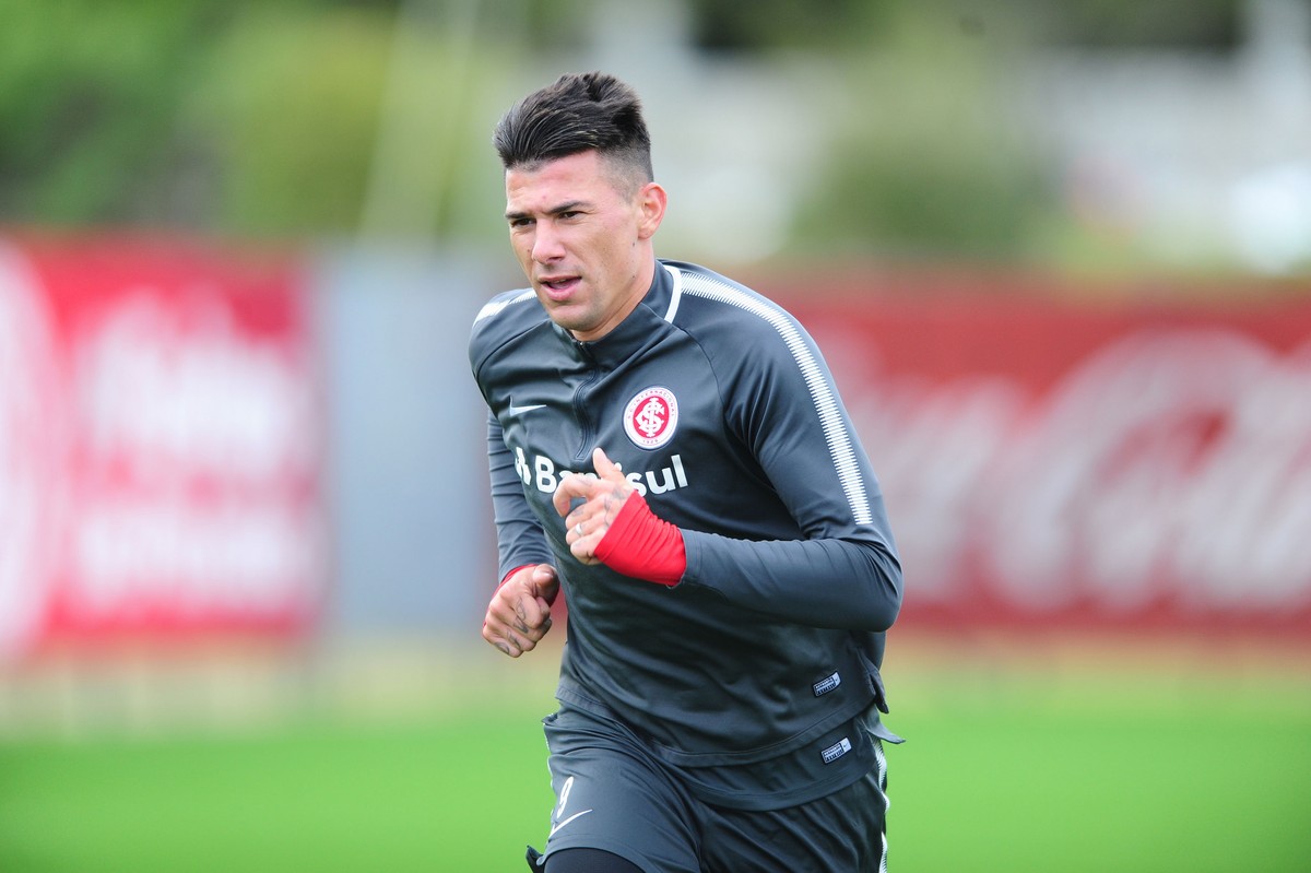 Cuesta sente desconforto muscular e vira dúvida no Inter; Zeca segue ...