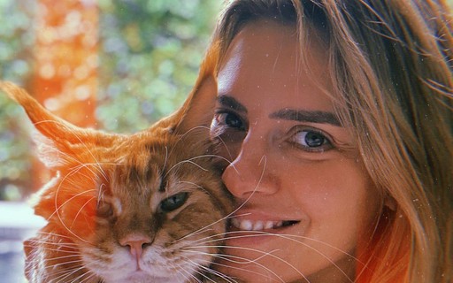 Carolina Dieckmann revela detalhe curioso sobre seu gato Chili: "Traz ...